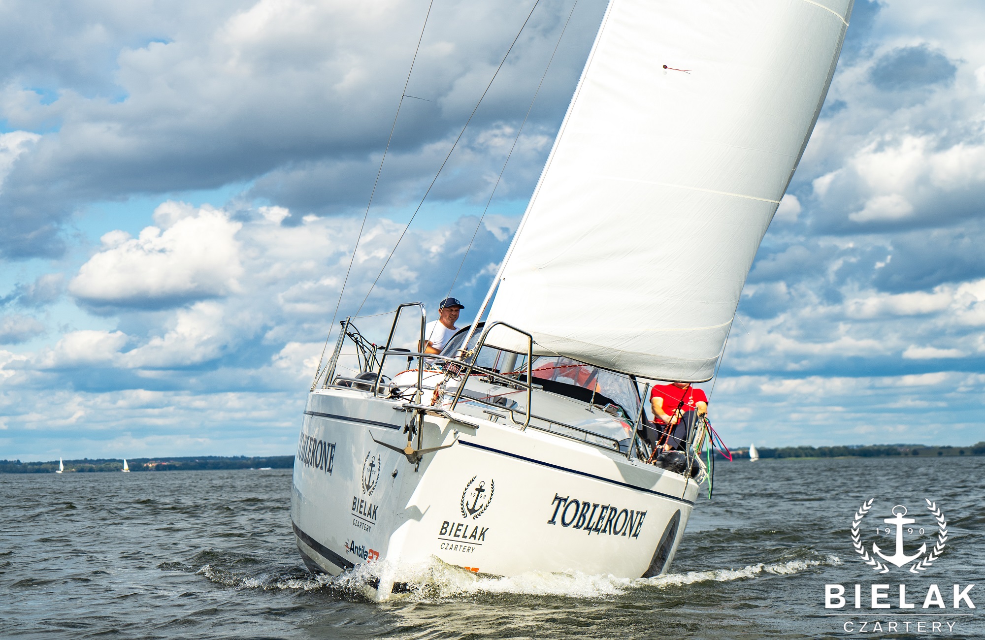 Bielak Czartery - Wynajem Jachtów, Houseboatów i Motorówek na Mazurach ...